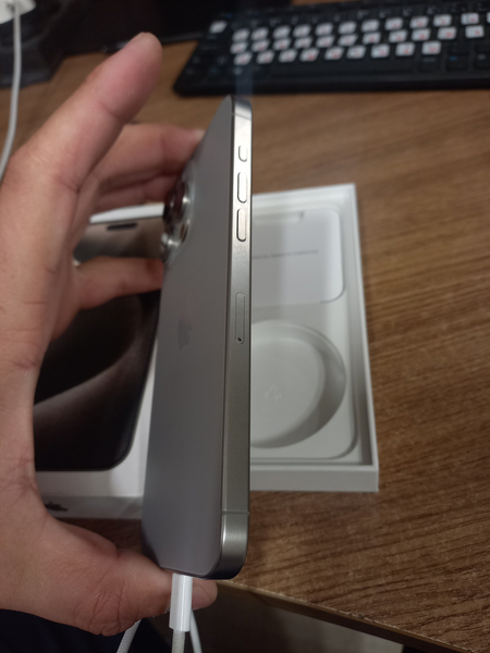 Iphone 15 pro max Natural titan 40 skl
