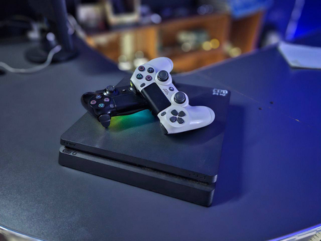 PlayStation 4 slim divan stol stullari bilan