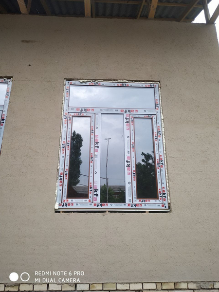 Akfa plast va akfa aluminiy eshik va derazalar bor.