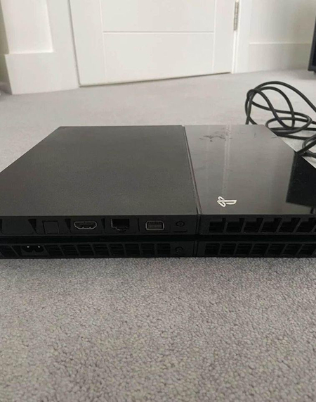 Playstation 4 black
-New controller

-HDMI cabl