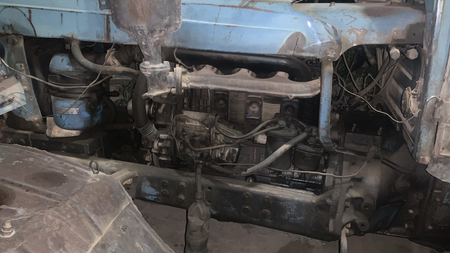 Traktor srochni sotiladi pochti yangi