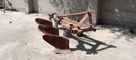 MTZ 80.0 traktor sotiladi, 3 korpusli Plugi bilan.
