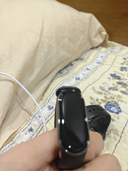 Продаю mi band 8