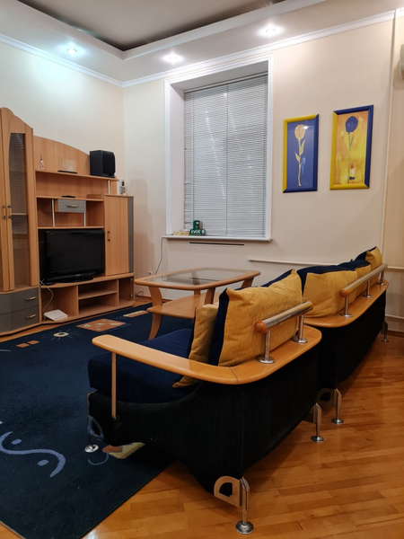 Аренда Чиланзар  1 Аллея 3в2/2/4 высокопотолочка 550 Евро.