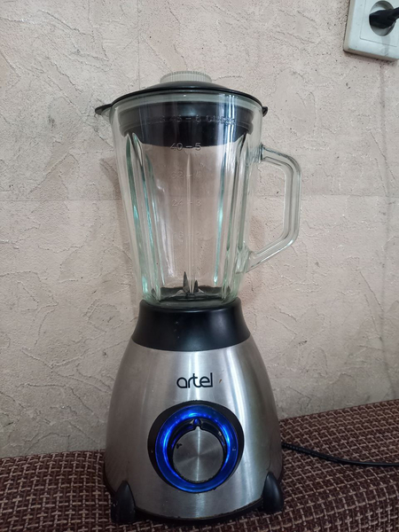 Продам блендер Artel