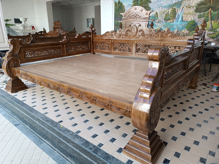 Yongʻoq materialidan yasalgan taxt soʻri