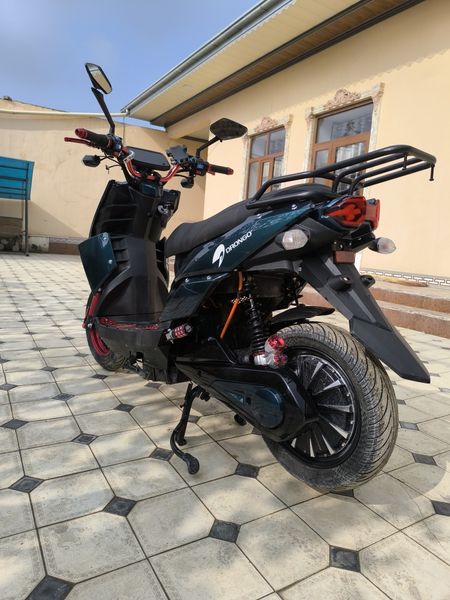 Skuter Redline Holati yangi 2 oy minganman hamma kamplekti bor