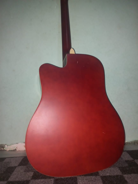 Gitara sotiladi holati alo ekvalayzer chexoli bor narxini kelishamiz
