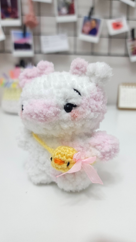 Игрушка вязанная коровка брелок