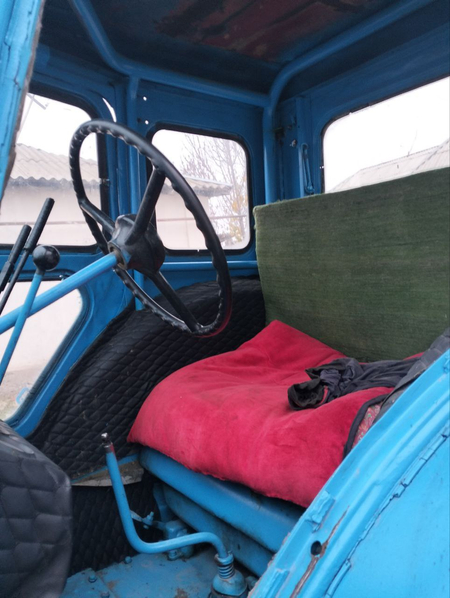 Traktor sotiladi T 40.