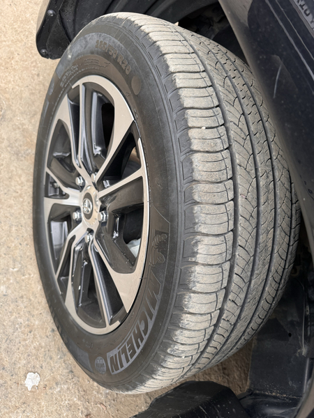 Toyota LC 200 ga michelin b/u balon sotiladi.