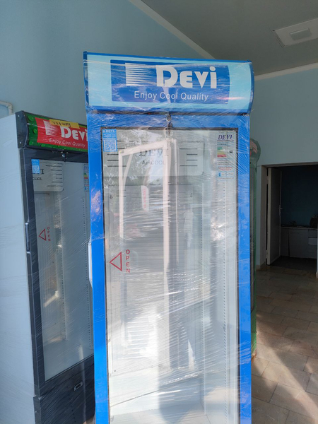 Новый витриный холодильник. Фирма DEVI