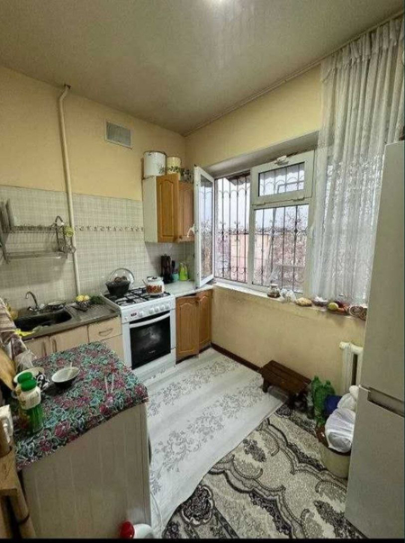 Срочно Продаётся 1 комнатная квартира балкон 2х6 массив Феруза