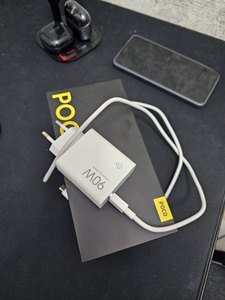 Poco F6  12/512  Енгидей