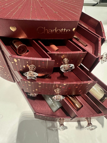 Новый 2024 адвент календарь от Charlotte Tilbury Chest of love