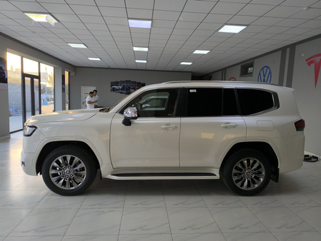 Toyota Land Cruiser 300 V6
2022 год
Пробег 14000
Объём двигателя: 4.0