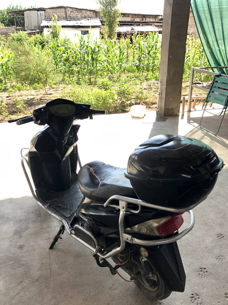 2 soatda zaryadkasi toladi 40 50 km yuradi