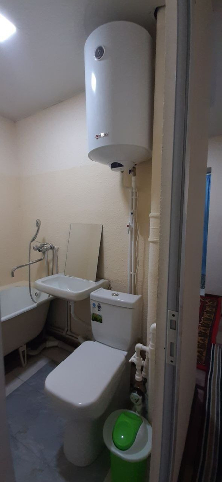 СРОЧНО ПРОДАЕТСЯ Чирчик ш. Троицк 2-этаж 1х янги планировка 39 м²