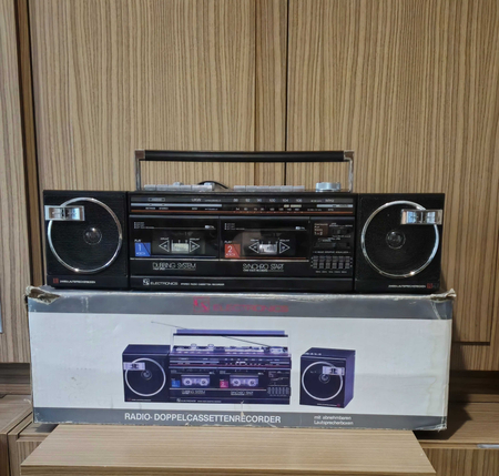 Продаётся магнитола  ELECTRONICS  . Производства Германия.
