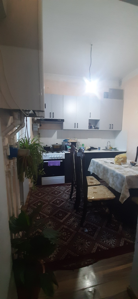 Sergeli 6a da 1-etaj 2 xonali uy sotiladi