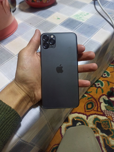 Iphone 11 Pro Max ideal xolatda zaryadcik chexol beriladi
