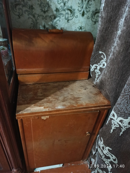 Продается швейная машина подольск.2шт ножной и ручной.