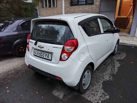 Chevrolet Spark 2016 г., 65000 км., белый.