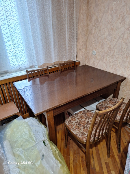 Продаю стол и 6 стульев