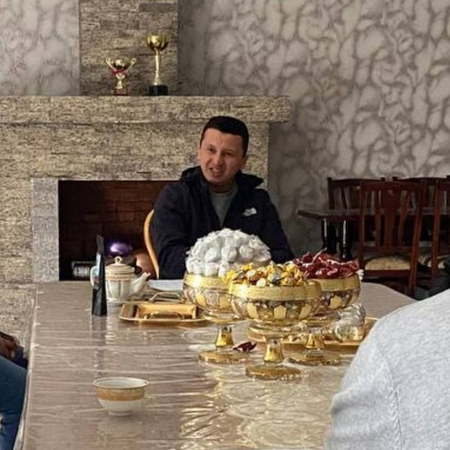 Qassob oshpaz salatchi ofitsiant fotogrof videocbi