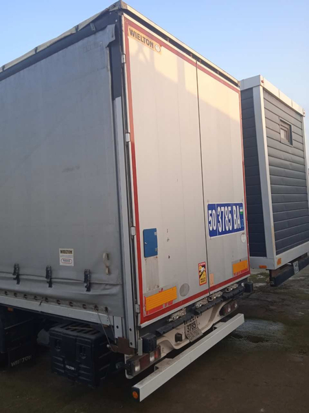 Mercedes Actros  WIELTON прицеп cотилади