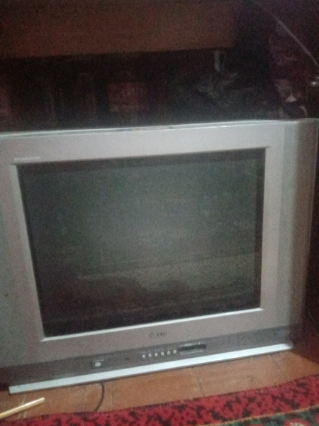 Televizor sotiladi tuner bilan narxi 400000 ming sum
