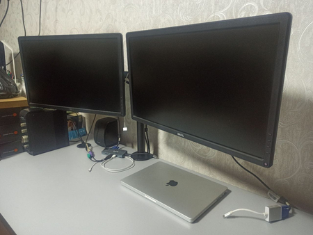 Продам комплект (2 монитора DELL 24' и кронштейн). В отл. сост. Из США