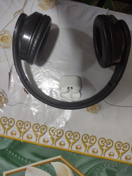 Air pods va katta naushnik