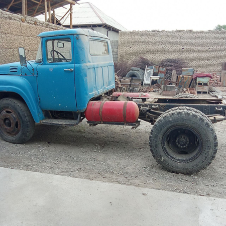 Zil mashina sotiladi.