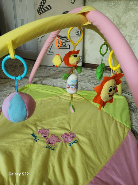 Продаю развивающий коврик для малышей. Игрушки все целые.