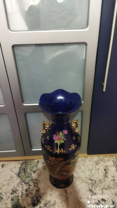 Продаётся ваза фарфоровая
