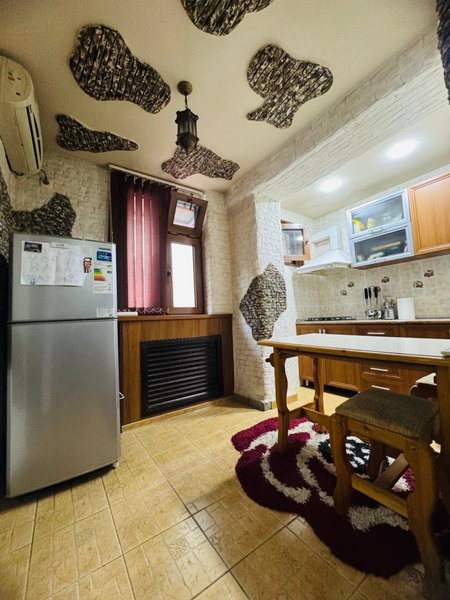 Алайский рынок. Ц2.  1в2комн. 2этаж кирпич. Торг есть