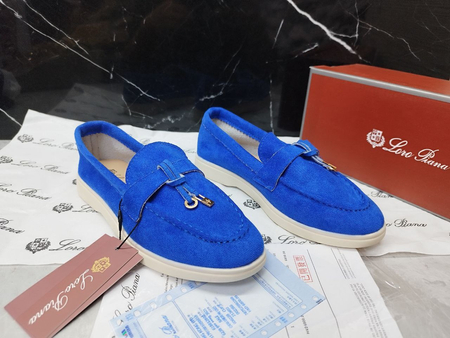 Ayollar oyoq  kiyimlar to'plami
