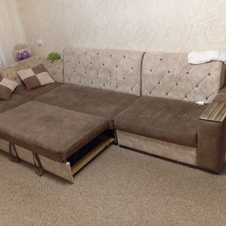 Krugliy divan sotladi