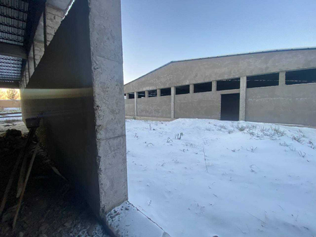 Продается 75 соток с 2 ангарами  10 км от поста новое Ташми бетонка RR