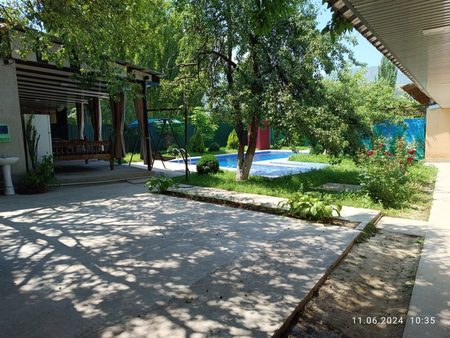 Dacha burchimuloda suv buyiga yaqin manzarali joy