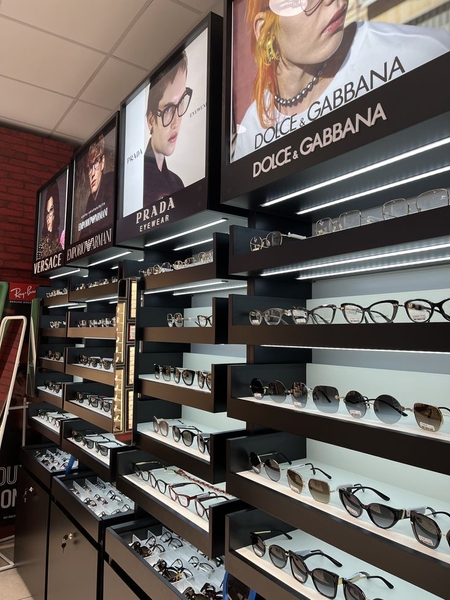 Optika do’konlari uchun mebellar zakazga