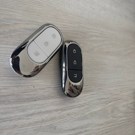 Leapmotor pulti oq va qora