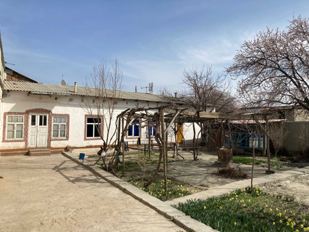 Срочно ховли сотилади. Гули Маркет рупарасида.