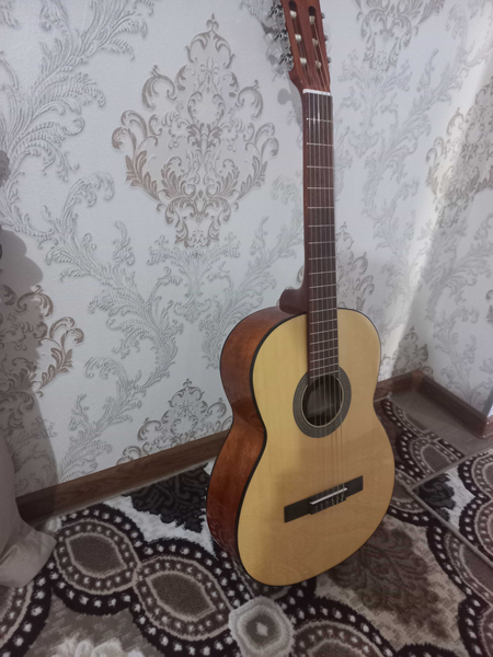 Klassik gitara sotiladi