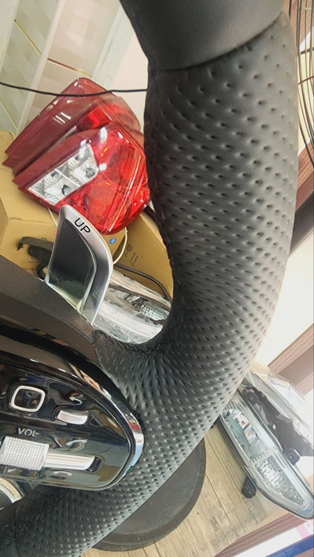 Mersedes benz  amg rul tagi tekis sensirli black pianoligi qora xronli