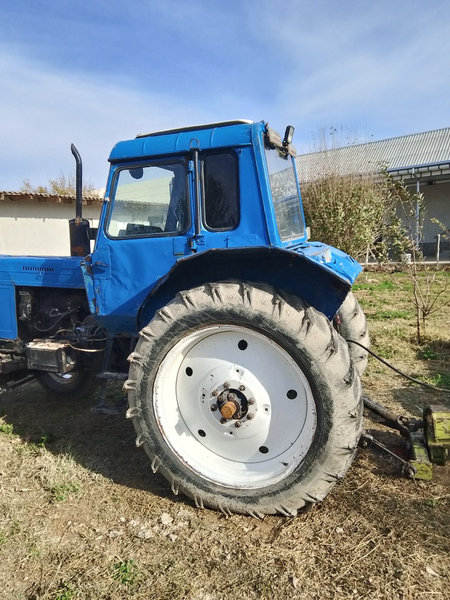 Traktor MTZ 80 xolati yaxshi
