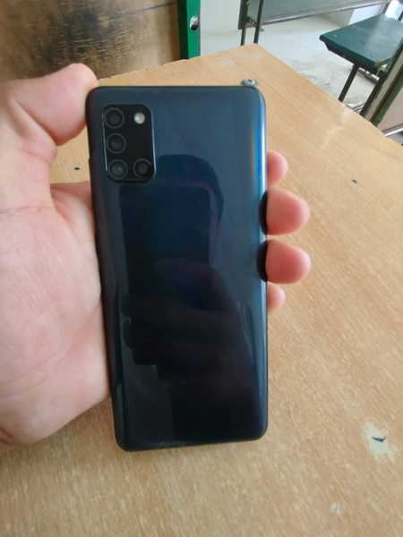 Samsung galaxy a31 xolati yaxshi, qotmaydi xotira 64GB