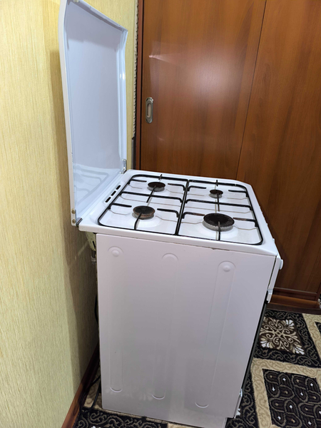 Газ плита INDESIT,  4 шт конфорка и духовка.