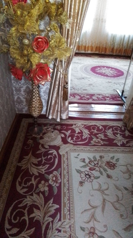 гиламлар  ва стенка сотилади.